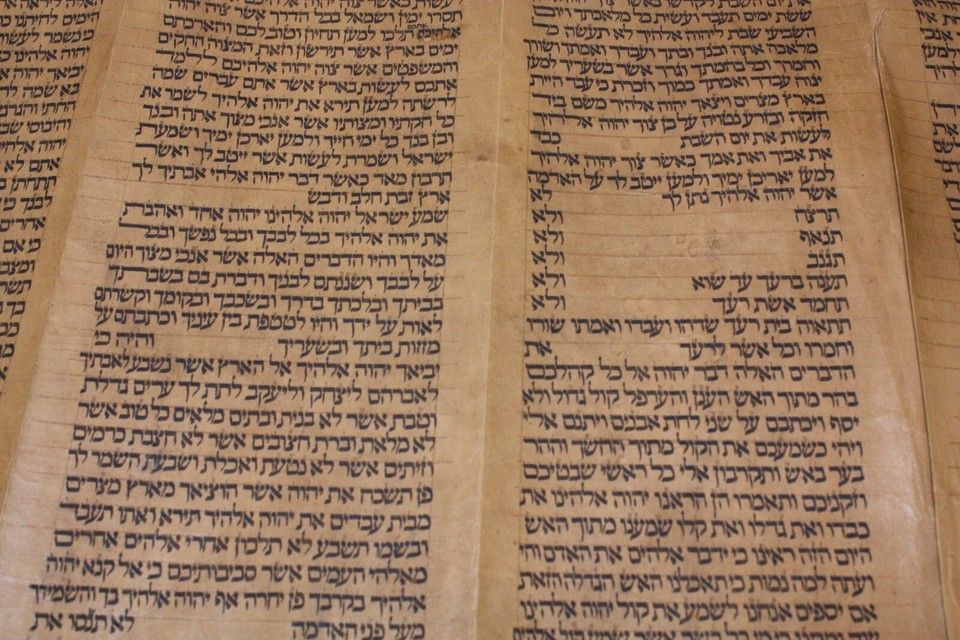 ANCIENT COMPLETE TORAH BIBLE MANUSCRIPT SCROLL DEER PARCHMENT 450 YRS ...
