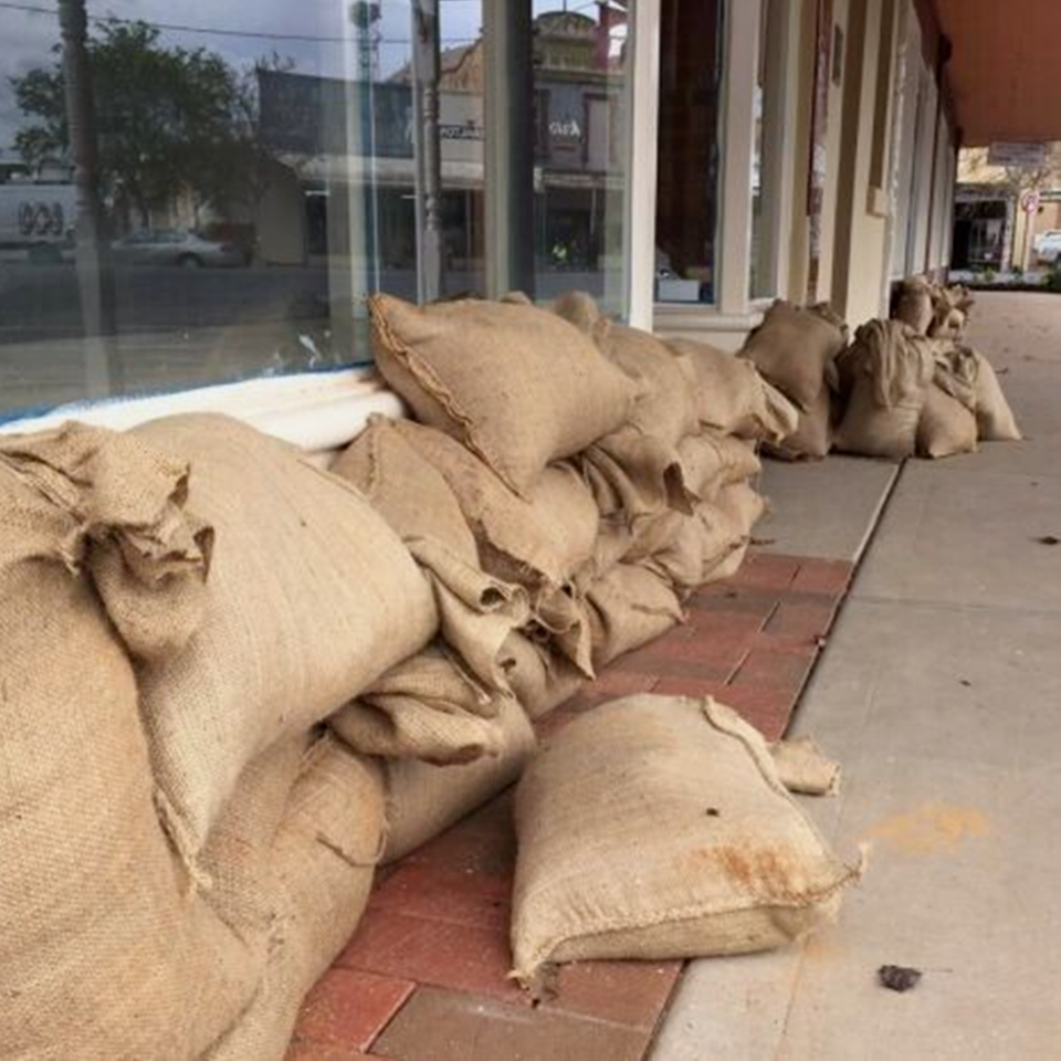 x10 Hessian Sand Bag Sacks 33cm x 76cm Ideal For Flood Defence Water ...