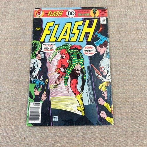 The Flash #243 (DC, 1976) — Flash carrying the dead Top, GL co-feature ...