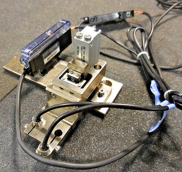 SMC 11-CDUJB6-6DM Mini Actuator/ Keyence ES-M1 EH-308 Sensors/ Base ...