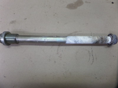 2007 SUZUKI GSX-R600 FRONT WHEEL AXLE | eBay