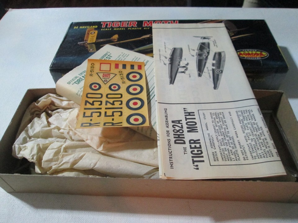 FAMOUS AURORA FIGHTERS DE HAVILAND TIGER MOTH MODEL KIT-1958 | eBay