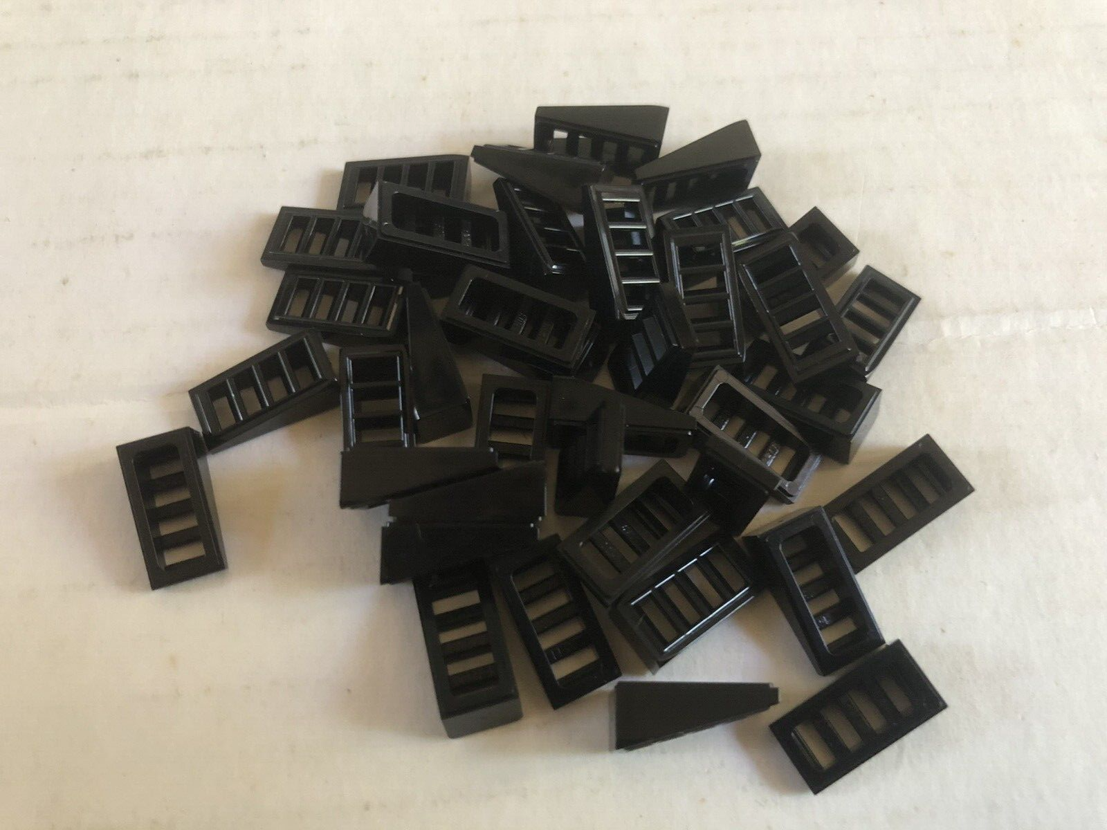 Genuine LEGO part 61409 BLACK 18 2x1x2/3 SLOPE GRILL piece LOT OF 40 ...