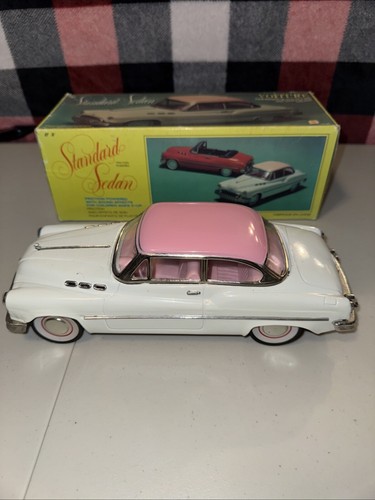 Voiture 1/18 scale 1950's Buick Standard Sedan White/Pink Tin Friction ...