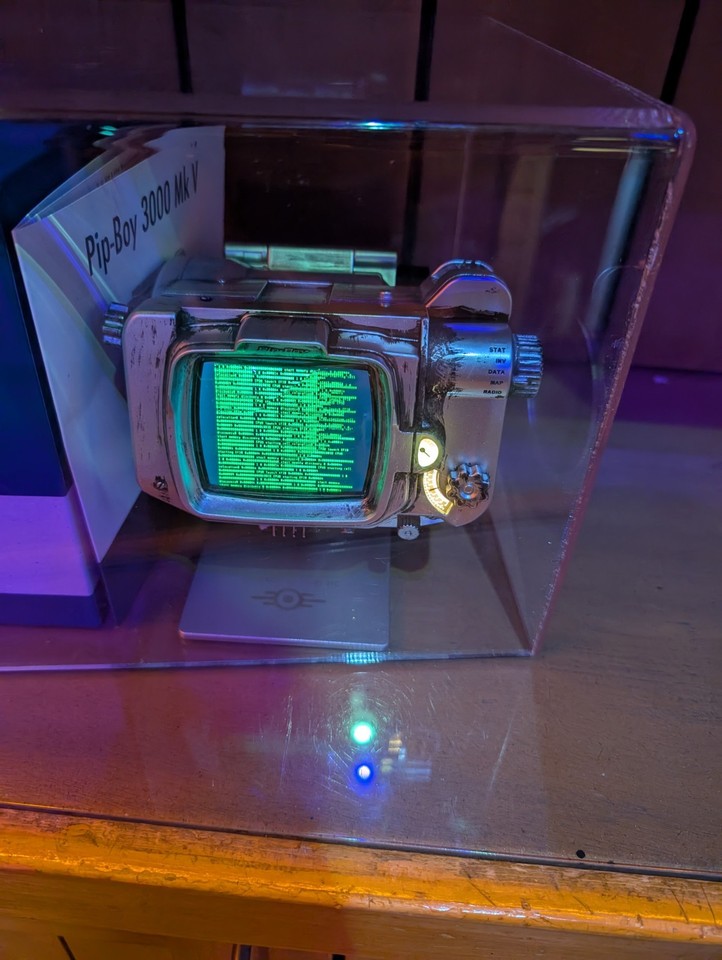 NEW HHN UNIVERSAL Fallout Series Pip-Boy 3000 Mk V Die-Cast Vault 33 ...