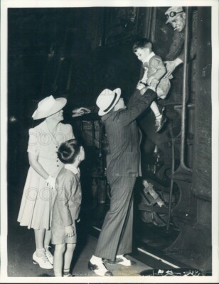 1940 Press Photo US Senator Robert La Follette Jr With Family & Train ...