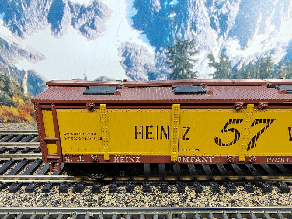 HO SCALE ATHEARN 40' HEINZ PICKLE CAR #73 KADEE COUPLERS FAIR CONDITION ...