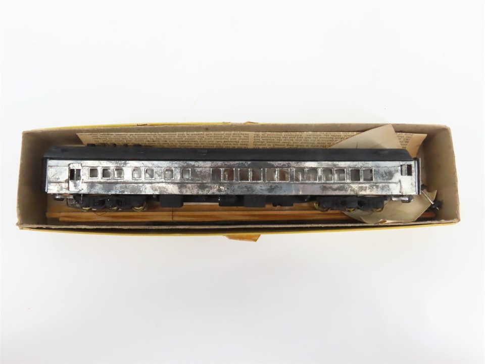 LOT of HO Scale Walthers, Roundhouse, Athearn Freight & Passenger Car ...