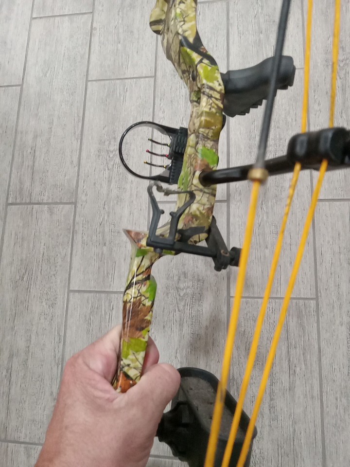 Whisper Creek archery Youth Compound Bow With Sites, quiver. Adjustable ...