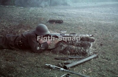 WW2 Picture Photo German Soldier firing with the M25 machine gun 8525 ...