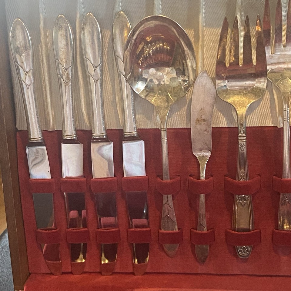 40 Community Oneida Silverplate Flatware Queen Bess Pattern & 28 Other ...