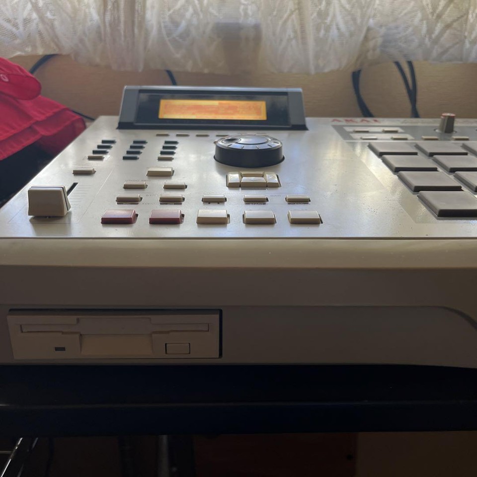AKAI MPC 2000XL MIDI Production Center Sampler Sequencer Drum Machine ...