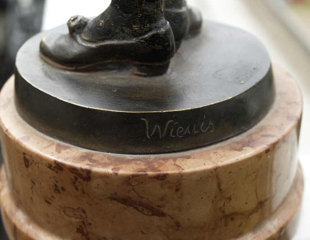 Ungarisches Mädchen. Grosse Bronsefigur, 39 cm. Sign.: Wieuis. Wienis ...