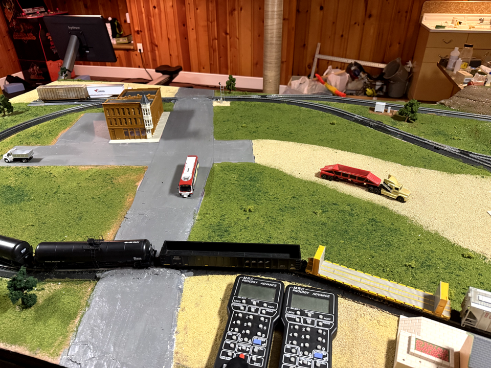 Ho Scale Dcc 4 x 8 layout with buildings, freight cars, and vehicles | eBay