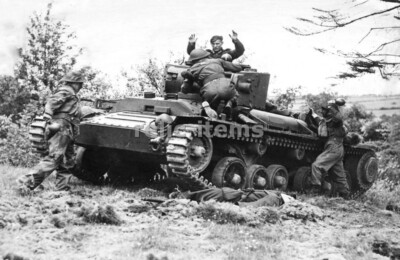 WW2 PICTURE PHOTO GERMAN TANK CREW SURRENDER TO ALLIED SOLDIERS 6643 | eBay
