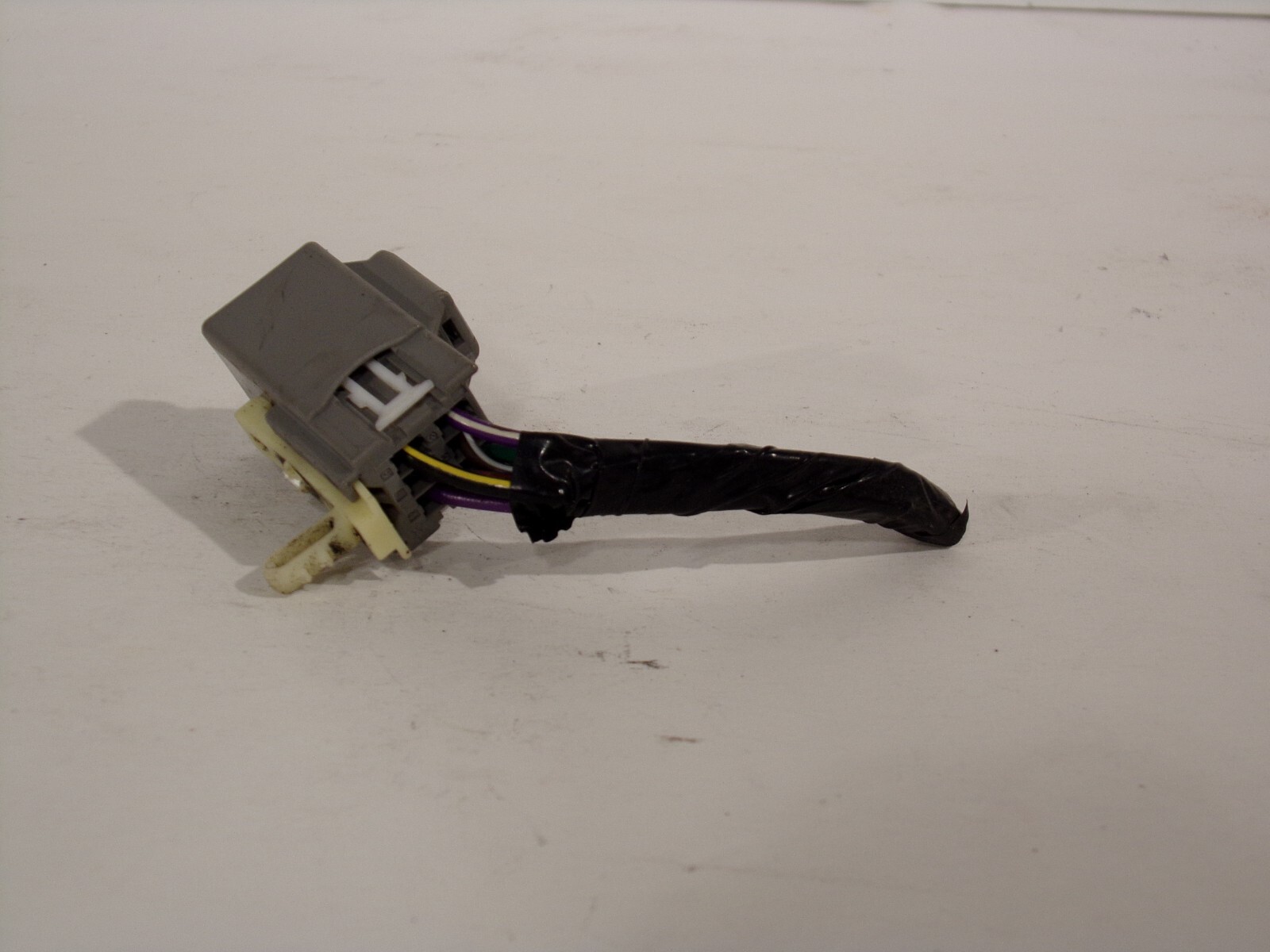 2008-2009 Ford Taurus Tail Light Bulb Socket Harness Plug 6 Wire K1994 ...