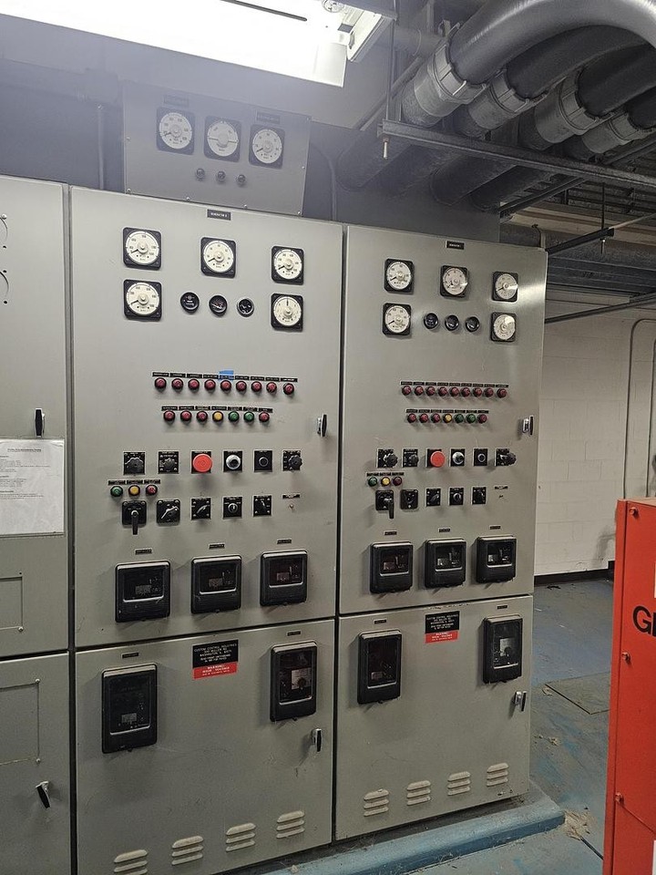 800 KW DMT Corporation DMT-825C Diesel Generator 1000 KVA Cummins KTA38 ...