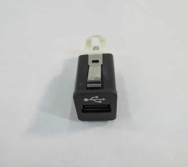 BMW OEM E92 E70 F10 F02 USB Audio Input Port Socket 84109237656 for ...