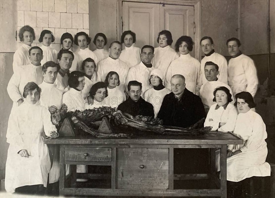 Medical school students Anatomy Autopsy Skeleton Bones Post mortem ...