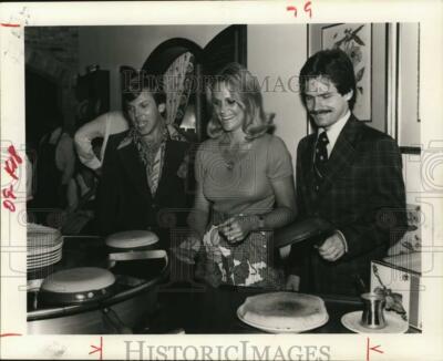 1977 Press Photo Singer Nancy Ames at Magic Pan in the Galleria ...