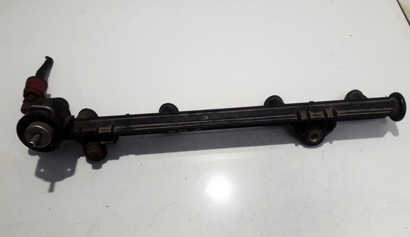 C89WA 98BF-9D280 Fuel injector rail (injectors)(Fuel distributor ...