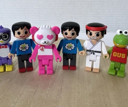 Ryans World 6 Mini Figures: Karate Ryan, Gus, Peck, Pink Heart Eyes ...