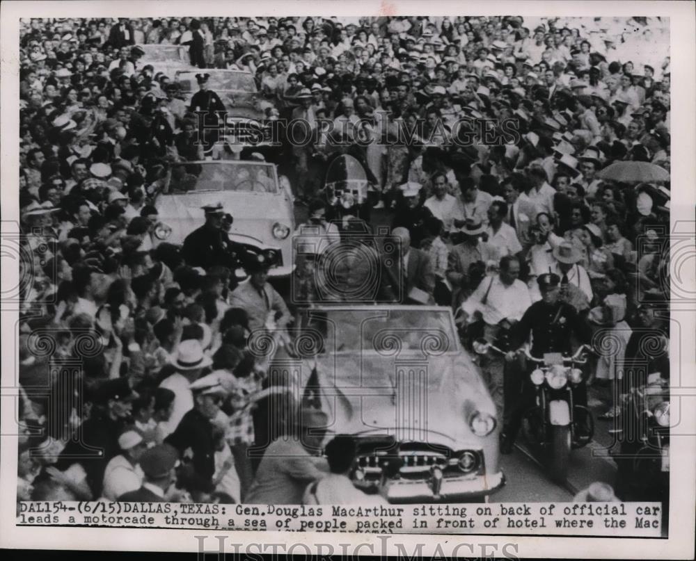 1951 Press Photo General Douglas MacArthur in parade in Dallas Texas ...