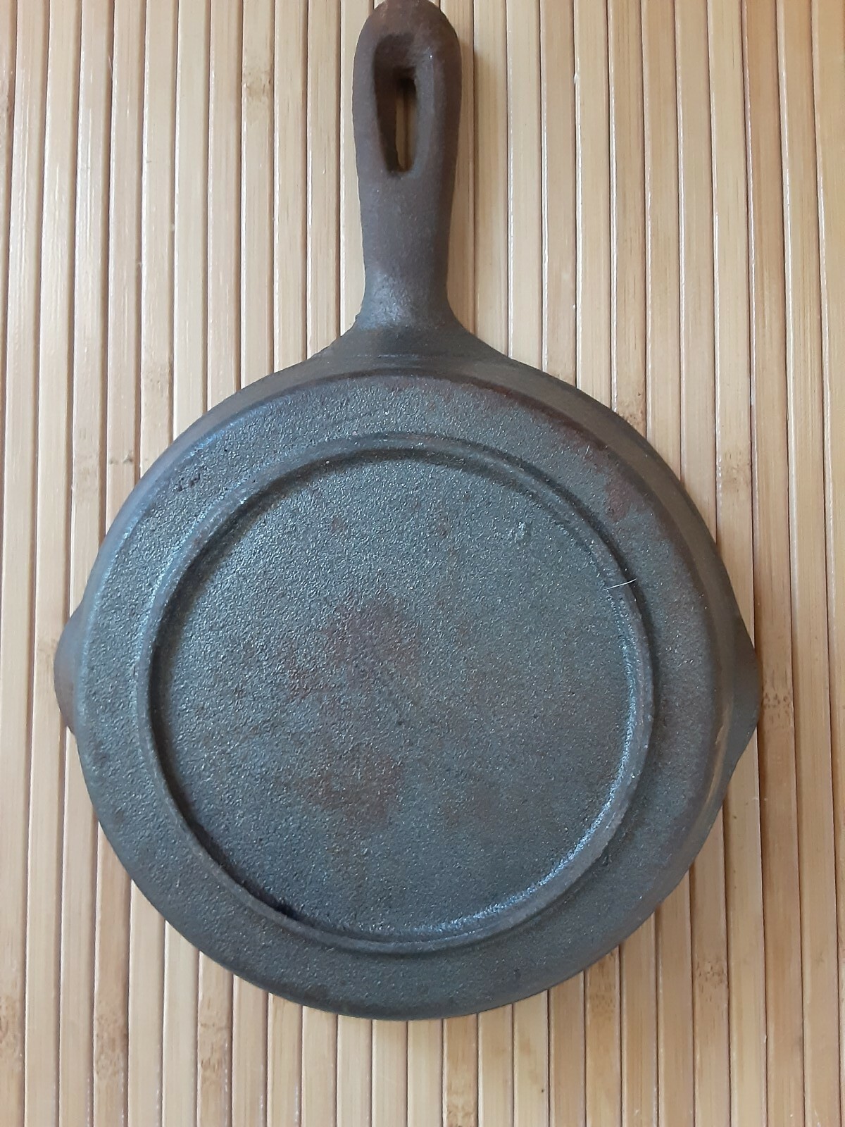 collectible Cast Iron Skillet unmarked 6 Inch Heat Ring Notched spouts ...