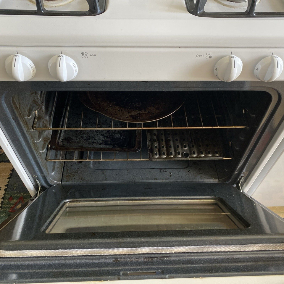 Gas Tappan White Stove Measures 30x25x35 With 4 Burners & 2 oven racks ...