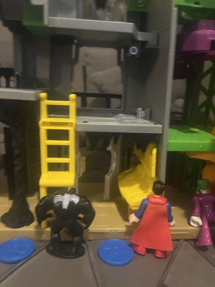 Imaginext DC Wayne Manor Tower & Battle Batcave 4 Figures 2 Disks ...