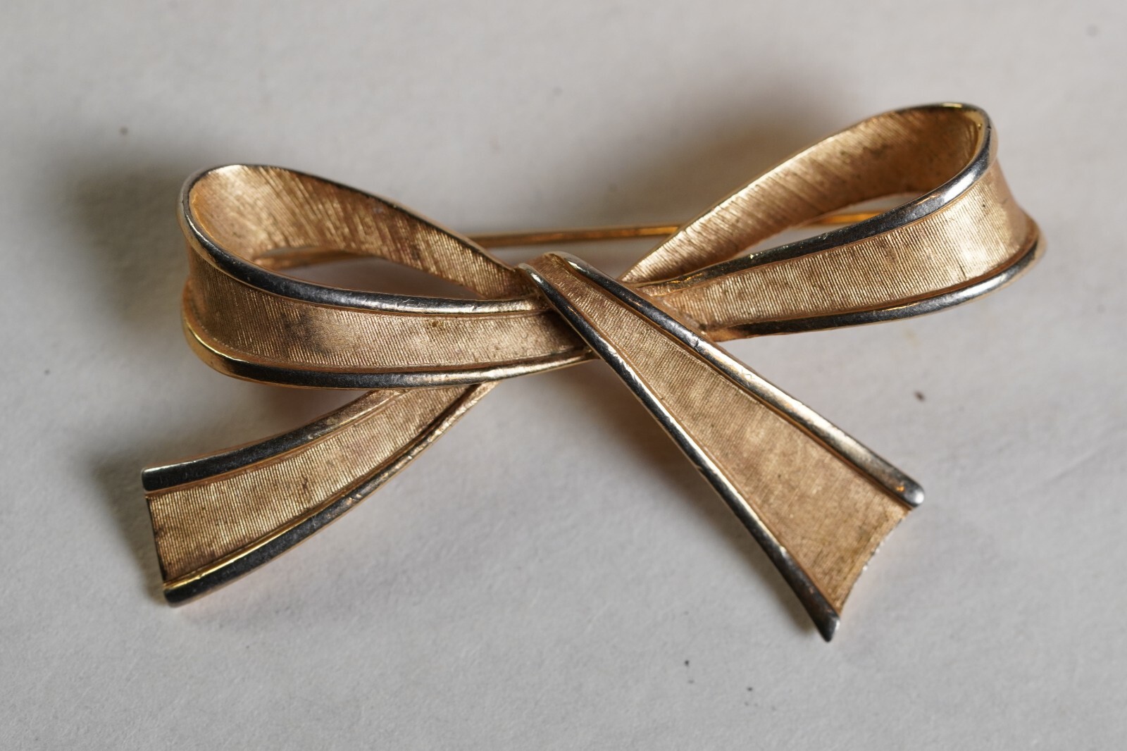 Crown Trifari Brushed Gold Tone Ribbon Brooch Pin Vin… - Gem