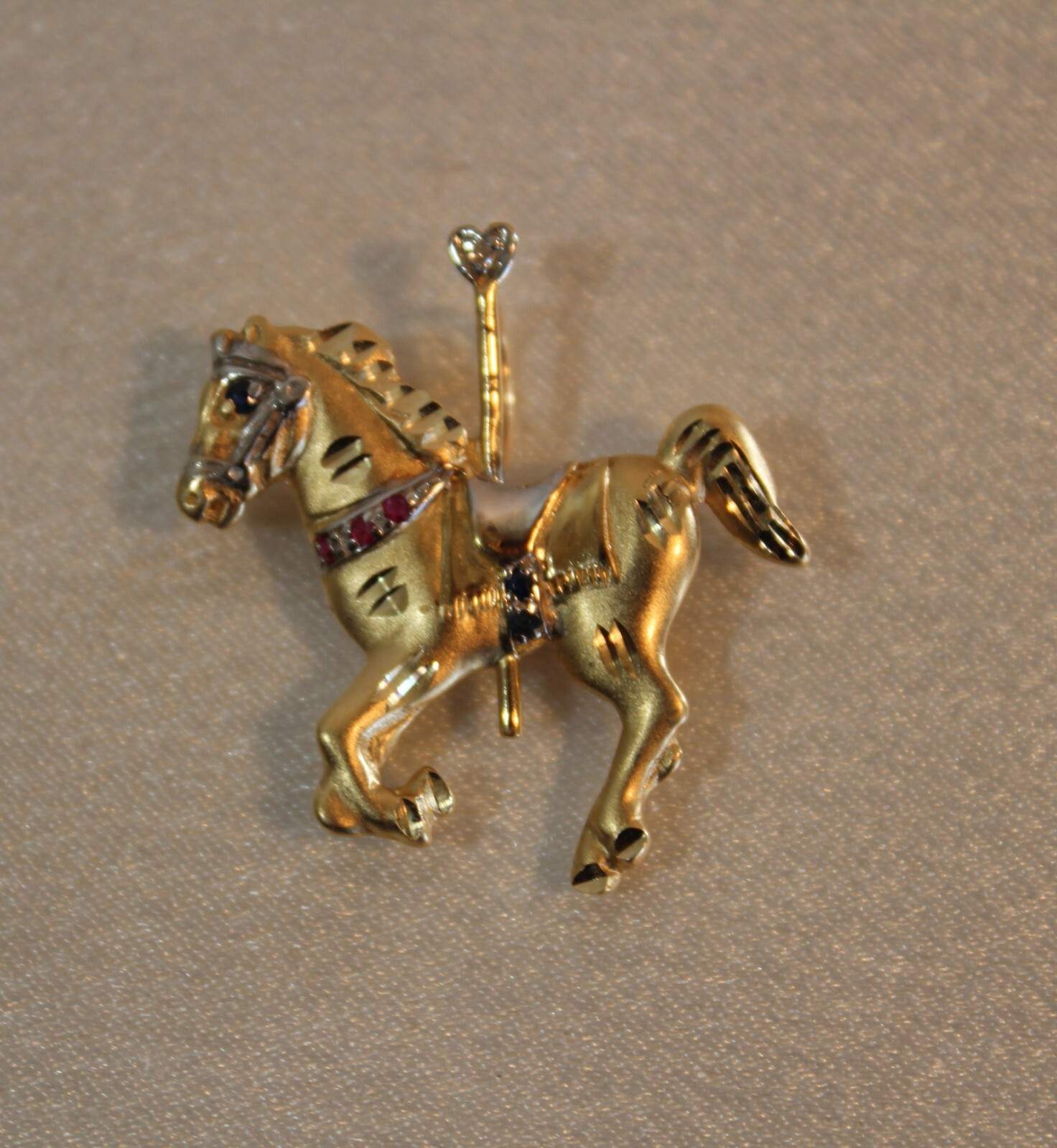 BEAUTIFUL 14K GOLD JEWELED CAROUSEL HORSE BROOCH - Gem