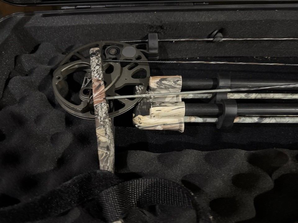 Mathews Switchback XT Compound Bow Right-Hand With Accessories Case And ...