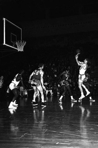 Lee Shaffer Of The Syracuse Nationals Shoots 1960S Old Basketball Photo ...