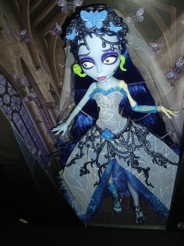 In HAND THE CORPSE BRIDE Monster High Tim Burton's EMILY Skullector ...