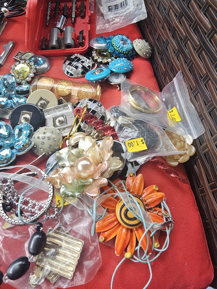VINTAGE JUNK DRAWER JEWELRY LOT JEWELRY,RANDOM STUFF FOR SCRAP OR ...