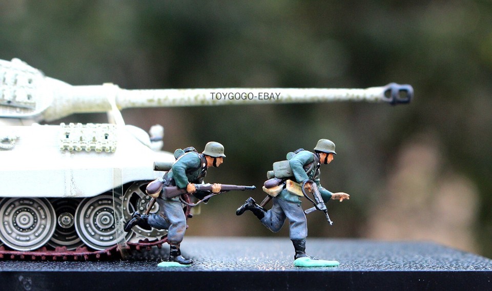Diorama WW2 1/72 figure German Soldiers charge forward minture | eBay