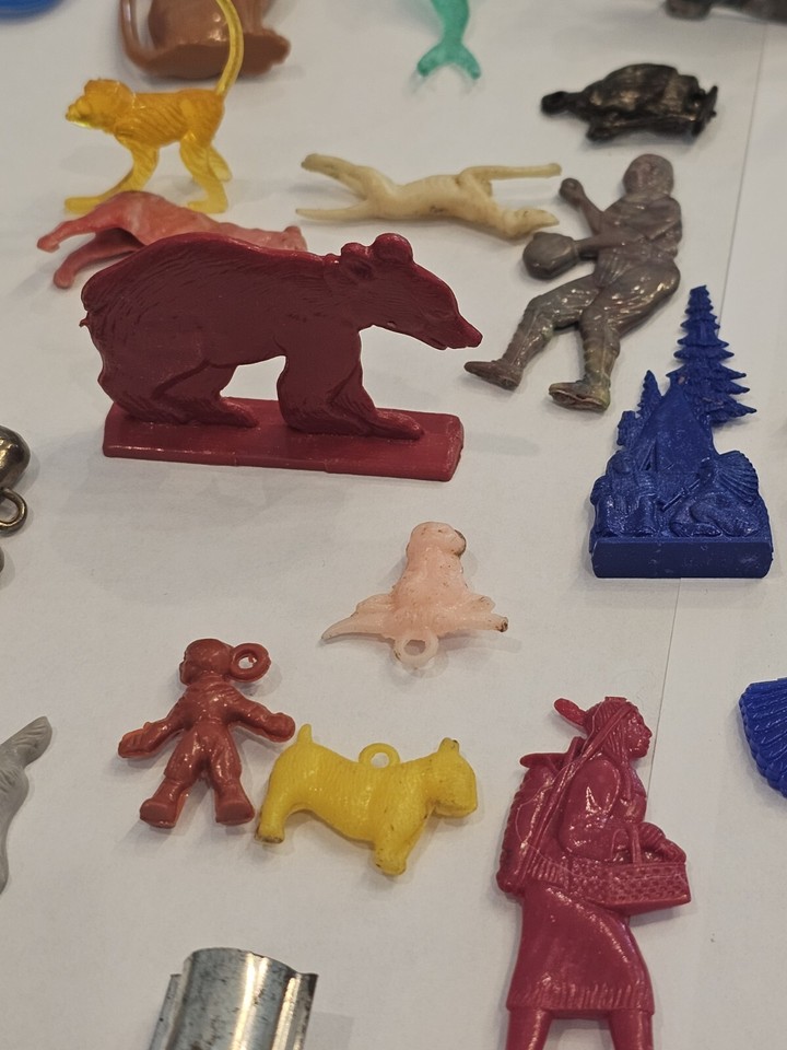 CRACKER JACK PRIZES PLASTIC TOYS VINTAGE LOT OF 100 Lt1 | eBay