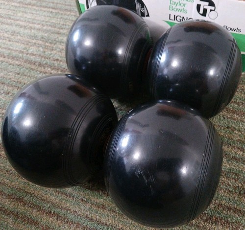 Good Boxed Set x 4 Thomas Taylor Black Lignoid Lawn Bowls Size 5 | eBay