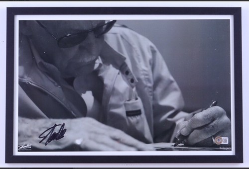 Stan Lee *Autographed/Signed/Authenticated &Framed Pic* (Beckett LOA ...