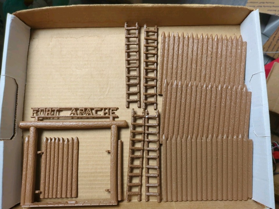 Vintage Marx Fort Apache Stockade Parts Lot Cabin Blockhouse Gate Wall ...