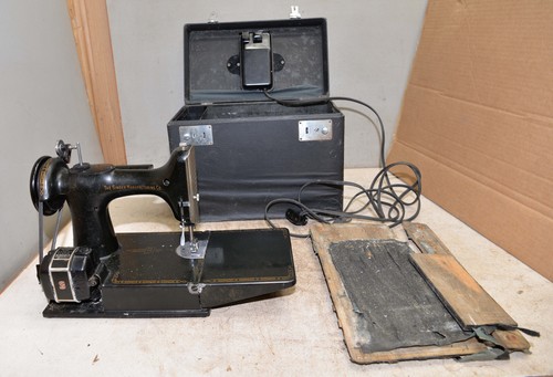 Antique 1955 Singer Sewing machine feather weight Model 221-1 Serial ...