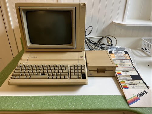 Apple IIe (2e) Computer with Monitor & Single Disk Drive Works Software ...