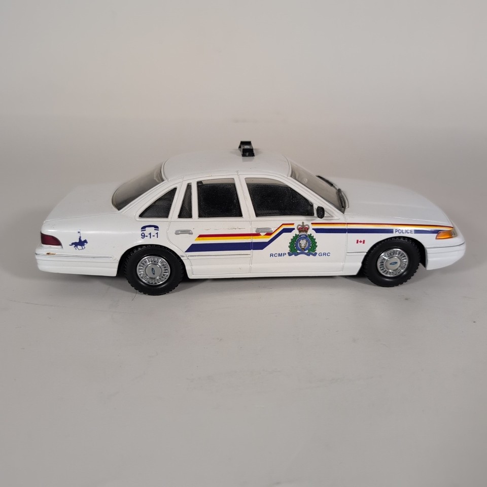 Ford Crown Victoria RCMP Police 1:24 Diecast 10K Limited Siren Bar ...