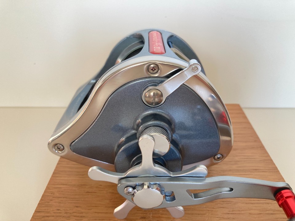 PENN COMMANDER PRO 20LW Multirolle SCHNUR & POWER HANDLE NEU Angelrolle ...