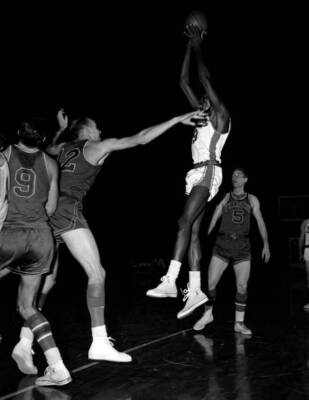 Bob Harrison Of The Syracuse Nationals Shoots 1960S Old Basketball ...