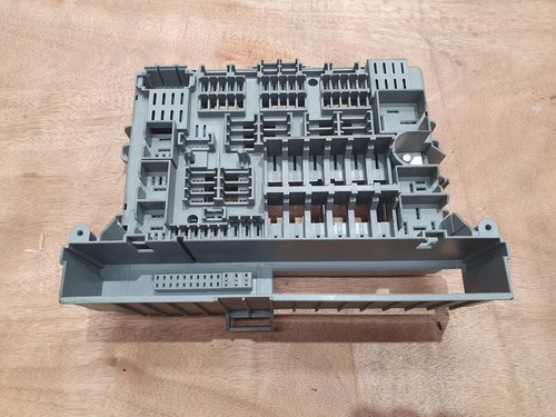 BMW 1 SERIES E87 FUSE BOX ENGINE BAY HATCH, SUIT WITH TV OR NAV 10/04 ...