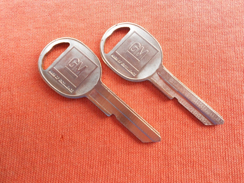 2 GENUINE GM CADILLAC CREST (D) NOS KEY BLANKS 68 72 76 80 87 88 89 90 ...