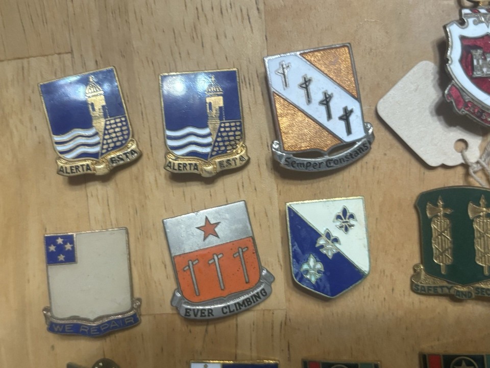 US Army DI, DUI Pin Lot , Lot of 45 Pins Some WWII, Clutch, Pin + Screw ...
