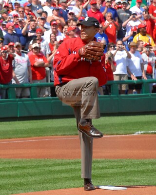 BARACK OBAMA THROWS FIRST PITCH WASHINGTON NATIONALS IN 2010 8X10 PHOTO ...